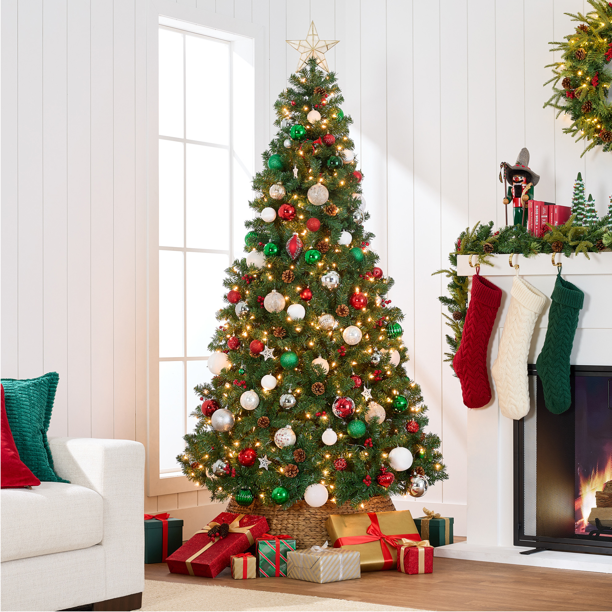 Pre-Lit Pre-Decorated Spruce Christmas Tree w/ Pine Cones, Berries | eBay